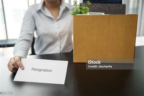 상사에게 사직서를 보내고 물건을 들고 사임하거나 사무실에서 책상으로 골판지 상자를 들고 다니는 비즈니스 여성 Abdication에 대한 스톡 사진 및 기타 이미지 Istock