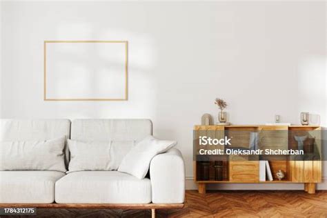 수평 액자 모형 거실 인테리어 모형 회색 소파 및 장식이 있는 나무 찬장 햇빛이 있는 흰색 벽 3d 렌더링 0명에 대한 스톡