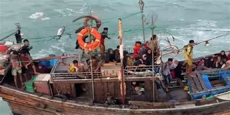 நடுக்கடலில் தத்தளித்த 104 ரோஹிங்கியா அகதிகள் முகாமில் அடைக்கலம் கொடுத்த இலங்கை கடற்படை