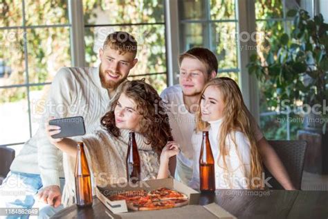 친구 세 두 남자와 두 여자 젊은 성인 아름답고 행복 함께 테이블에서 피자를 먹고 병에서 음료를 마시는 인터넷에 대한 스톡 사진 및 기타 이미지 Istock