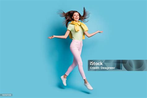 전체 길이의 몸 크기 보기 예쁜 평온한 쾌활 한 여자 점프 산책 데 재미 좋은 분위기 격리 된 밝은 블루 컬러 배경 T 셔츠에 대한 스톡 사진 및 기타 이미지 Istock