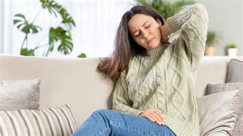Stiff Neck Remedies To Find Neck Pain Relief Fisiocrem
