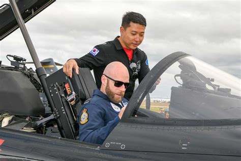 메인추출 사진 7장 블랙이글스 호주 공군 특수비행팀 룰렛과 우정비행