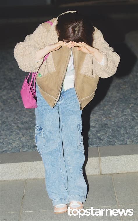 [hd포토] 레드벨벳 웬디 계묘년 새해 복 많이 받으세요~…꾸벅 웬디의 영스트리트 출근길 네이트 연예