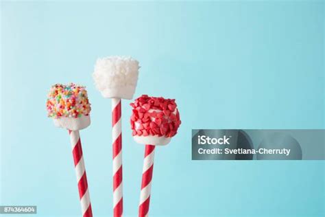 달콤한 질 마 시 멜로 막대 사탕 빨 대에 파란색 배경에 녹 인된 초콜릿과 케이크 스프링 장식 애 들이 만드는 사랑 합니다 공간에 복사 합니다 휴일 카드입니다 0명에 대한