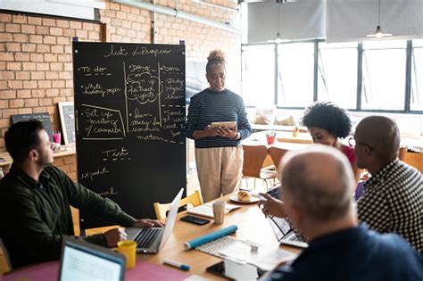 트랜스젠더 를 포함하여 직장에서 회의에서 말하는 선임 여성 교육 강좌에 대한 스톡 사진 및 기타 이미지 교육 강좌 기술 프로젝트 관리 Istock