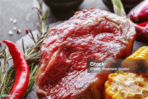 검은 배경 근접 촬영에서 접시에 향신료와 립아이 스테이크 0명에 대한 스톡 사진 및 기타 이미지 0명 건강한 생활방식 건강한 식생활 Istock