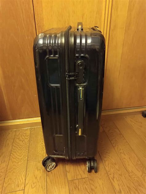 乾淨漂亮💯九成新上👍恕不議價 艾爾登25吋行李箱 鋼琴鏡面湛藍色旅行箱 長寬高45 26 68公分 輪子拉桿都超級順 8輪飛機輪密碼鎖👍 Carry On Luggage