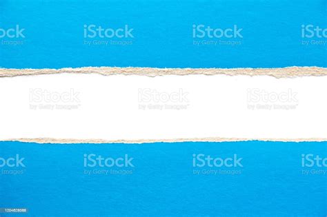 흰색 배경에 판지 종이의 파란색 찢어진 조각 문자 메시지의 공간을 복사합니다 0명에 대한 스톡 사진 및 기타 이미지 0명 가장자리 간판 Istock