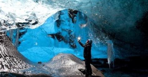 초현실적 얼음동굴 화제 아이슬란드 빙하 330m 지하에 위치