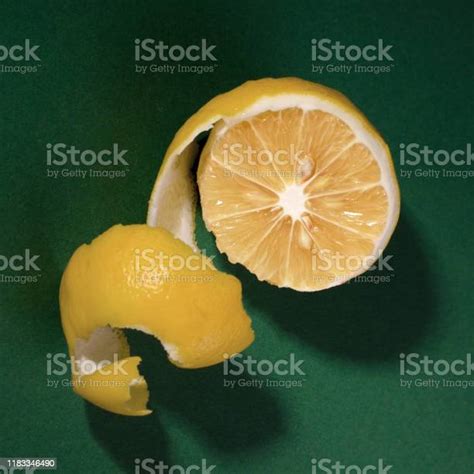 녹색 배경에 신선한 육즙 레몬 긴 그림자와 미니멀 한 음식 포스터 감귤류 과일에 대한 스톡 사진 및 기타 이미지 감귤류 과일