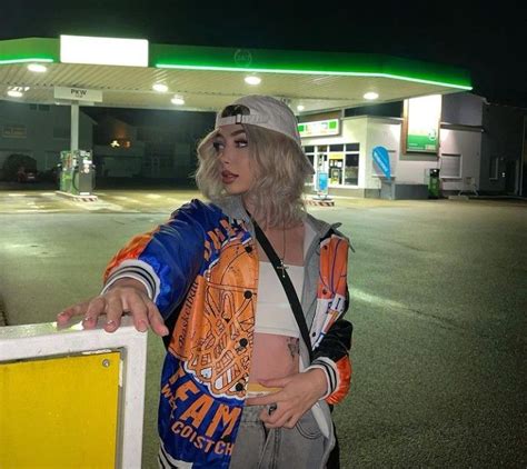 Pin De Ly Lam Em Poses Femininas Feminino Mulheres