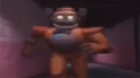 Мишка фредди бежит к камере Youtube