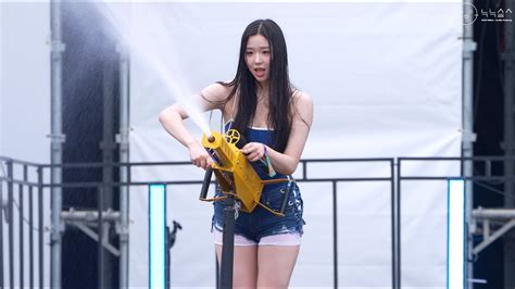 버스터즈 출신 채연 워터밤에 가다 Youtube