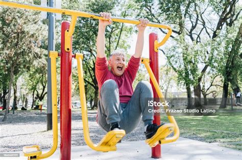야외 체육관에서 운동 기계에 재미를 느끼는 노인 남자 65 69세에 대한 스톡 사진 및 기타 이미지 65 69세 건강한 생활방식 공원 Istock