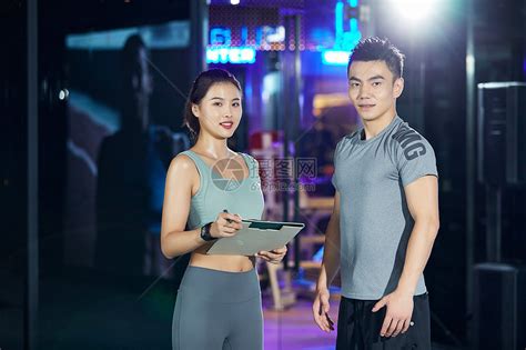 女健身教练和男性学员高清图片下载 正版图片501665185 摄图网