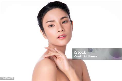 아름 다운 젊은 아시아 여자 손 어깨에 만지고 깨끗하고 상쾌한 피부 하얀 배경 뷰티 화장품 컨셉 건강관리와 의술에 대한 스톡 사진 및 기타 이미지 Istock