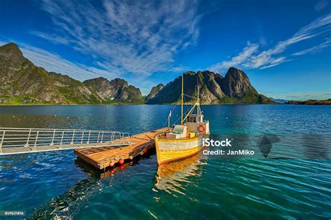 Lofoten에 아름 다운 피 요 르 드 제도 전형적인 빨간 낚시 오두막와 우뚝 솟은 산 봉우리 Sakrisoy 노르웨이 갈대속 벼과에 대한 스톡 사진 및 기타 이미지