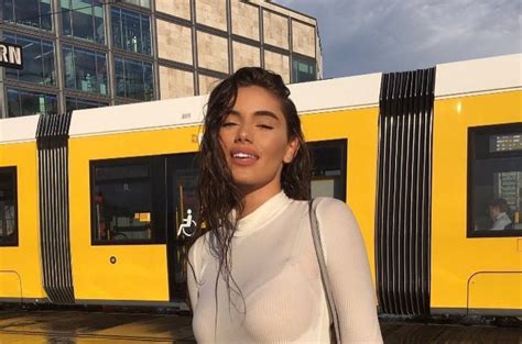 Modelja Shqiptare Del Në Shëtitje Pa Sytjena