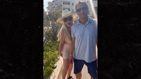 Britney Spears Vacations In Mexico With Brother Says Shes Hitting The Bar