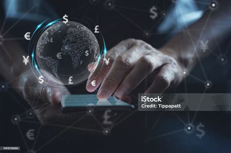 디지털 뱅킹을 위해 휴대 전화를 사용하는 남자 모바일 앱을 통한 세계 통화 구매에 대한 스톡 사진 및 기타 이미지 구매 글로벌 비즈니스 세계적인 Istock