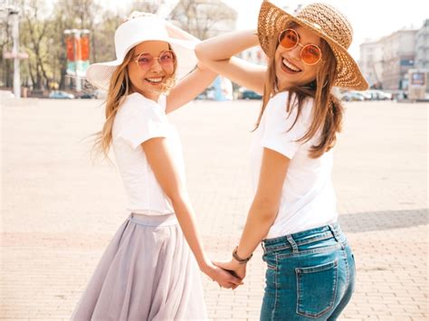 Portrait de deux jeunes belles filles blondes souriantes hipster dans des vêtements de t shirt