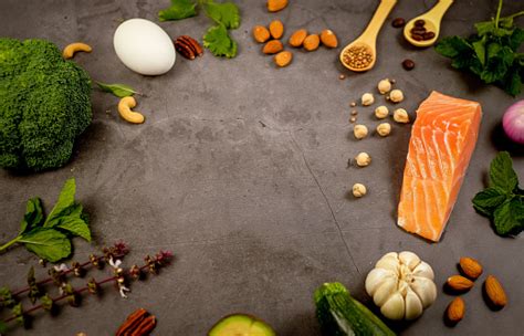 케톤 생성 식단 저탄수화물 및 케토 식사 계획 섬유질 단백질 지방의 영양과 칼로리 를 계산합니다 체중 감량 프로그램 연어와