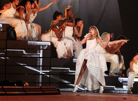 Taylor Swift Dancers Copy Her Nfl Reactions In So High School Routine