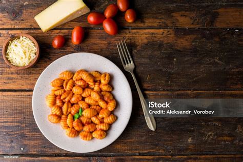 토마토 소스 바질 치즈를 곁들인 뇨키 감자와 밀가루로 만든 전통 이탈리아 파스타 뇨키에 대한 스톡 사진 및 기타 이미지 뇨키 토마토 채소 갈색 Istock
