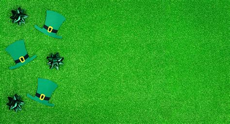 복사 공간이 있는 성 패트릭의 날 긴 배너 패트릭의 날 축하 행사에 광고 배너 또는 엽서를 위해 녹색 반짝이 배경에 황금 버클이 달린 레프러콘 모자 0명에 대한 스톡 사진
