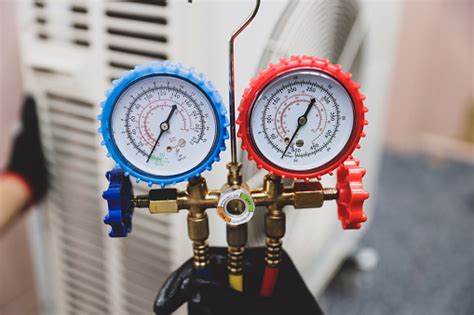 전기 기술자 매니폴드 게이지 사용 컨디셔닝 측정 도구 냉매 펌프 점검 가정용 에어컨 및 유지 보수 열 충전 수리 및 실외 공기 압축기 장치 청소 공기조화에 대한 스톡 사진