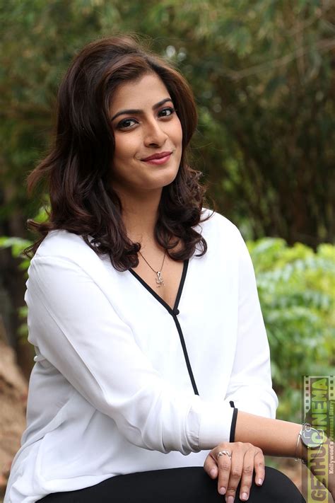 Varalaxmi Sarathkumar Latest New Hd Pictures Gethu Cinema