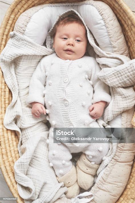 고리 버들 요람에 누워있는 아기 해피 어머니와 아버지의 날 어린 시절과 부모 1개월에 대한 스톡 사진 및 기타 이미지 1개월