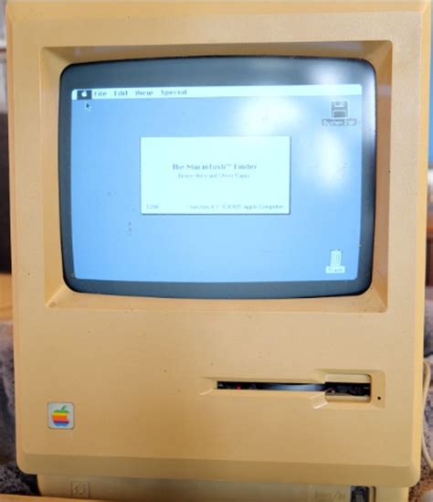 Este Mac con la firma de Steve Jobs fue vendido por más de dólares Infobae