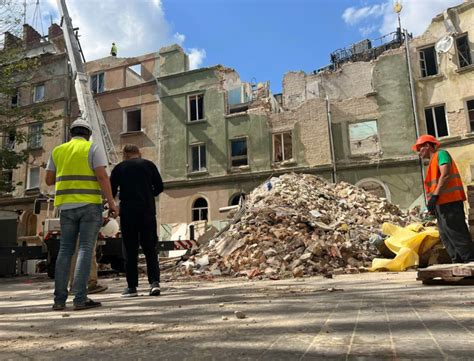 ЮНЕСКО долучиться до відбудови пошкоджених внаслідок ракетної атаки будинків у Львові Букви