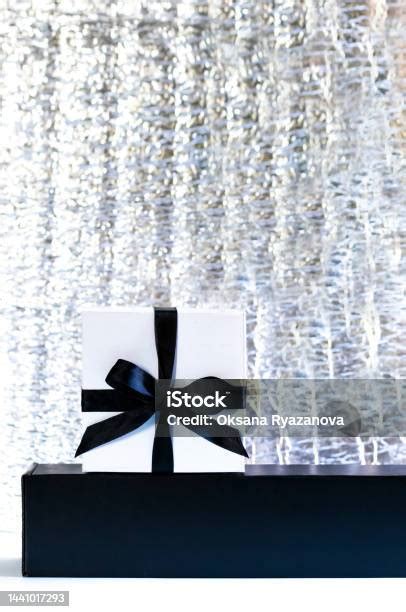 반짝이는 은색 배경에 검은 리본과 블랙 박스가 있는 흰색 선물 상자에 세련된 선물이 있는 블랙 프라이데이 세일 플랫레이에 서명 0명에 대한 스톡 사진 및 기타 이미지