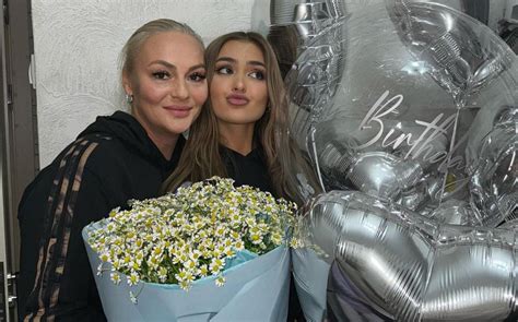 Sarbatoare In Familia Iulianei Beregoi Mama Interpretei In Culmea