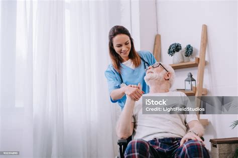 지원 하 고 수석 남자 환자를 웃 고 손을 잡고 간호사 2명에 대한 스톡 사진 및 기타 이미지 2명 간호사 건강관리와