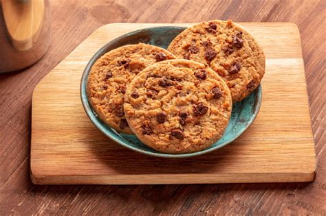 어두운 소박한 나무 배경에 초콜릿 칩 쿠키의 근접 촬영 사진 0명에 대한 스톡 사진 및 기타 이미지 0명 3가지 개체 Comfort Food Istock