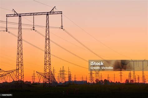 해질녘에 현장에 고전압 전기 타워와 맑은 푸른 하늘 주황색 일출에 반복되는 전력선의 어두운 실루엣 전력 생산 송전 및 배전 네트워크 0명에 대한 스톡 사진 및 기타 이미지