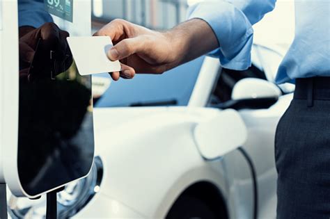 신용 카드를 들고 진보적 인 Ev 자동차에 충전소를 지불하십시오 전기자동차 충전소에 대한 스톡 사진 및 기타 이미지 전기자동차 충전소 지불 신용 카드 Istock