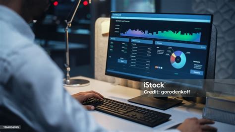 회사의 성장 통계 그래프 및 원형 차트와 데스크톱 컴퓨터에서 작업 하는 사업가의 클로즈업 키보드와 마우스를 사용하여 디지털