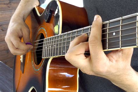 어쿠스틱 기타 한 남자가 두 손 클로즈업 사진 중재자와 손가락 스타일에 의해 기술 게임어쿠스틱 기타를 연주 기타 연주자에 대한 스톡 사진 및 기타 이미지 Istock