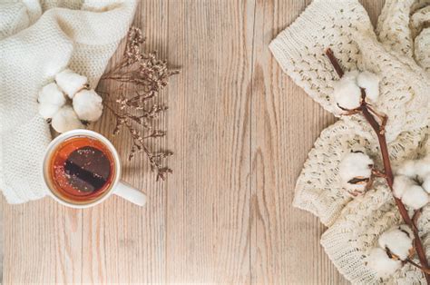 따뜻한 스웨터와 컵 차와 배경 따뜻한 색조의 아늑한 정물 텍스트 공간 가을 겨울 컨셉 공간을 복사합니다 0명에 대한 스톡 사진 및 기타 이미지 Istock