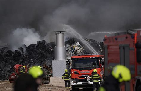 Під Прагою другий день гасять велику пожежу на полігоні з пластиком Європейська правда