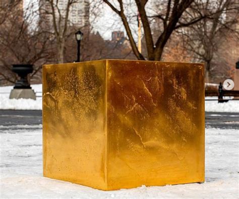 Зошто во Централ парк во Њујорк е поставена златна коцка вредна 11 7 милиони долари