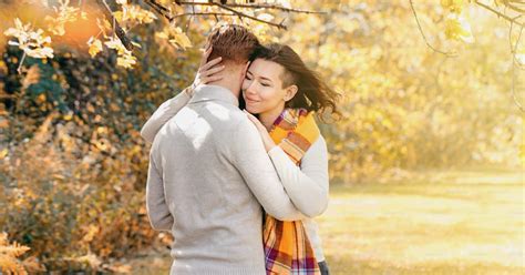 사랑에 빠진 아름 다운 커플 남자 여자입니다 남자친구와 여자친구는 가을 가을날 공원에서 야외에서 껴안고 있다 공생과 행복의