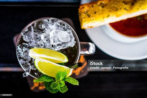 얼음 레몬 웨지 민트 해산물 토마토 수프와 마늘 빵 한 그릇을 곁들인 칵테일 0명에 대한 스톡 사진 및 기타 이미지 0명 건강관리와 의술 레스토랑 Istock