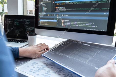 Programador Del Desarrollador Que Trabaja En El Proyecto En La