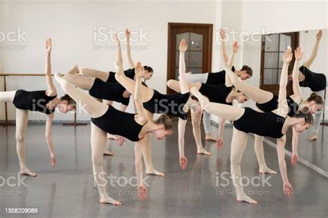 스튜디오에서 발레를 춤추는 어린 소녀들 공연 전 수업 중에 연습하는 우아한 예쁜 젊은 발레리나 무리의 안무 클래식 댄스 스쿨 10 11세에 대한 스톡 사진 및 기타 이미지